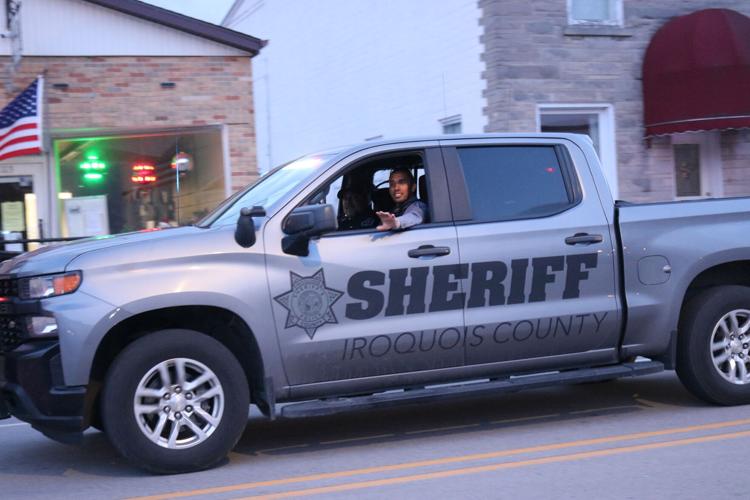Santa arrives in Onarga during Christmas parade | News | newsbug.info