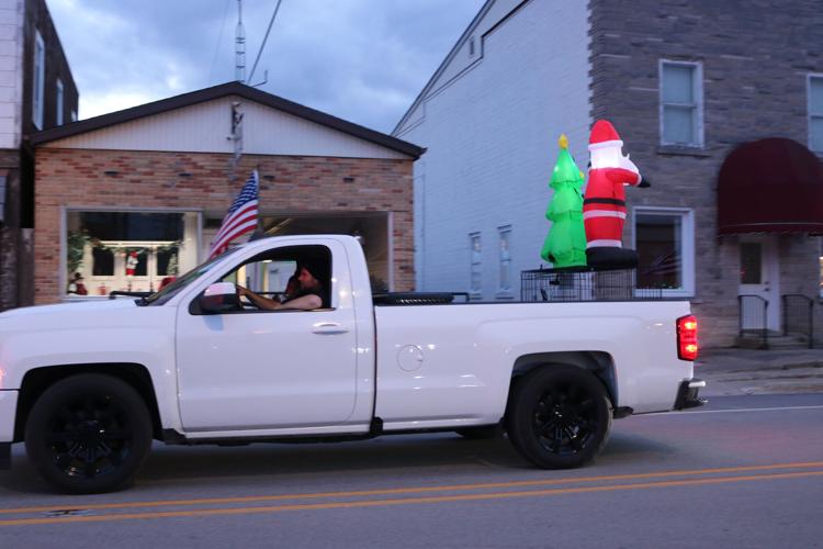 Santa arrives in Onarga during Christmas parade | News | newsbug.info