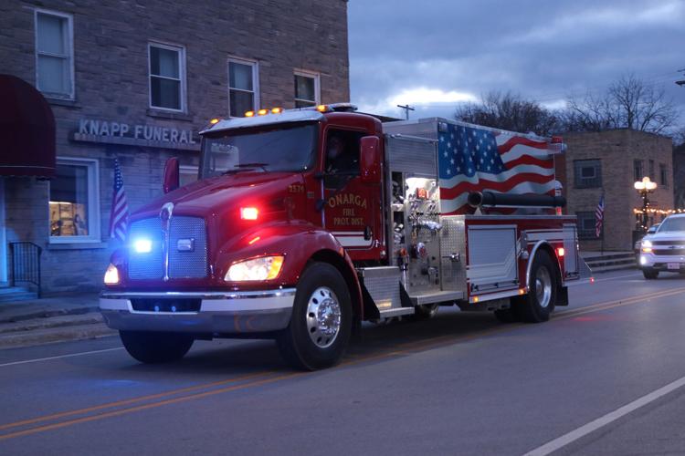 Santa arrives in Onarga during Christmas parade | News | newsbug.info