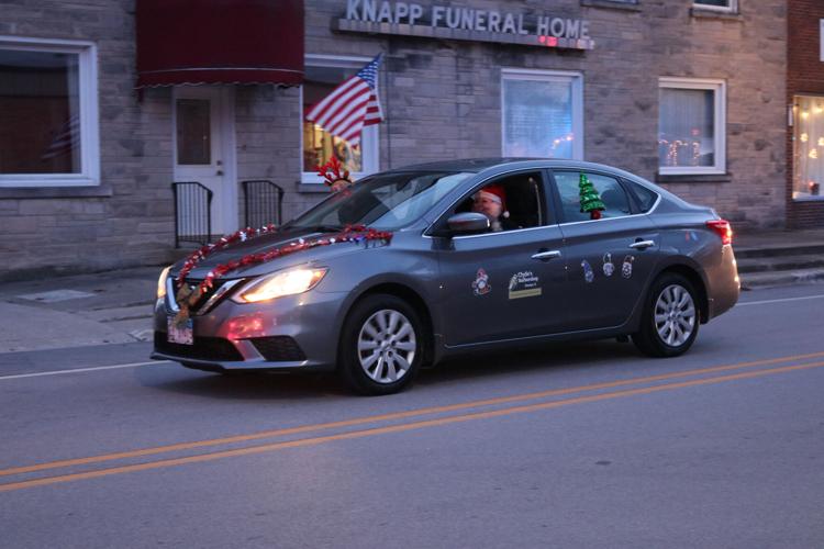 Santa arrives in Onarga during Christmas parade | News | newsbug.info
