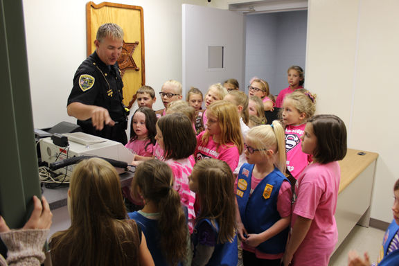 Girls Scouts show appreciation to DeMotte Police | News | newsbug.info