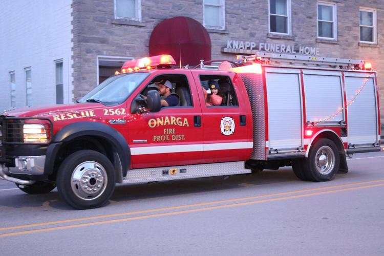 Santa arrives in Onarga during Christmas parade | News | newsbug.info