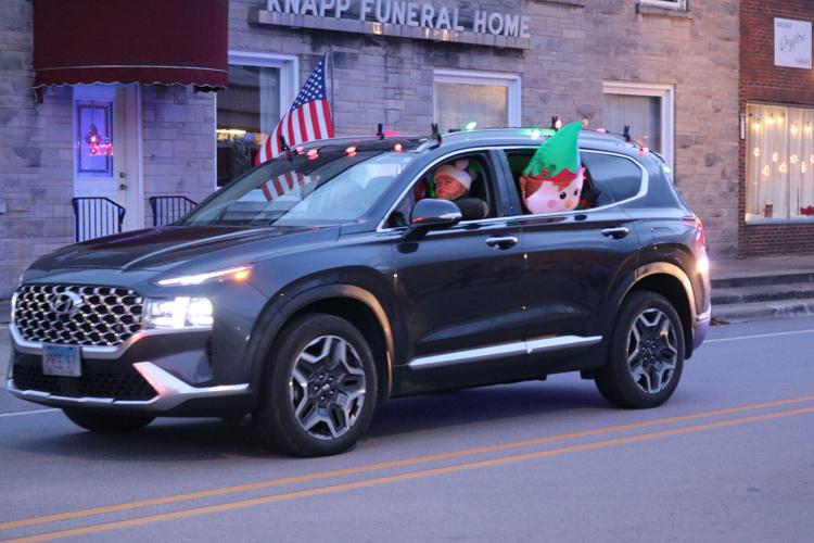 Santa arrives in Onarga during Christmas parade | News | newsbug.info
