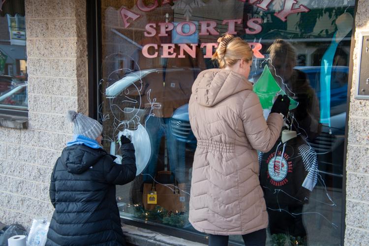 Artists spruce up Oak Street for the holidays | Local | newsitem.com