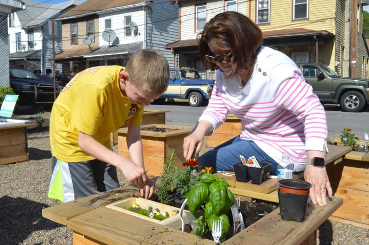 'Bringing good intentions': Fifth Ward Community Garden hosts grand ...