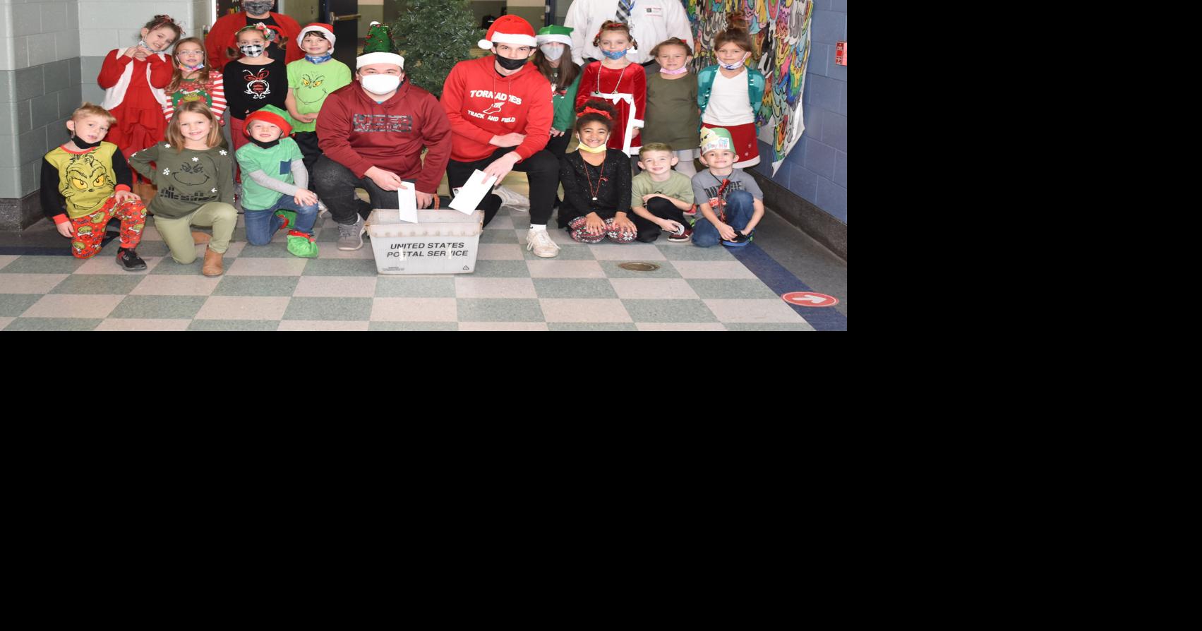 Postmaster reads to students at MC elementary | Local | newsitem.com