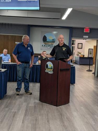 Capt. Peterson and Mayor Davis | | newsmirror.net