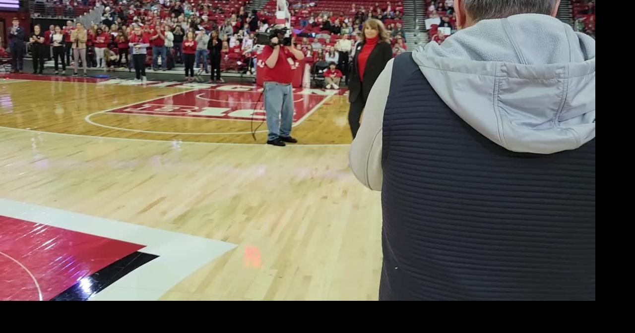 Wisconsin women's basketball legend Theresa Huff receives commemorative ...