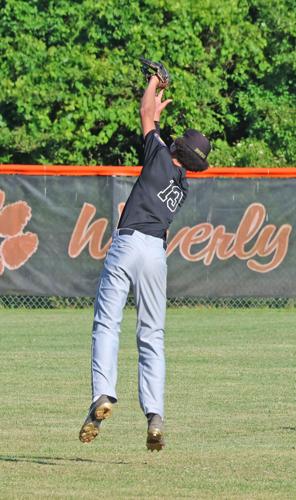 Boedicker over the head catch A7917.jpg | | newswatchman.com