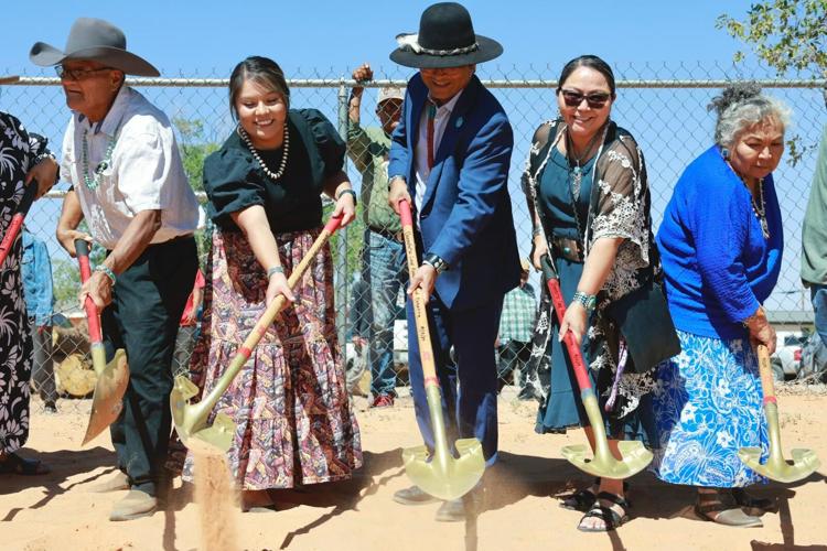 Dennehotso breaks ground on new roads | News | nhonews.com