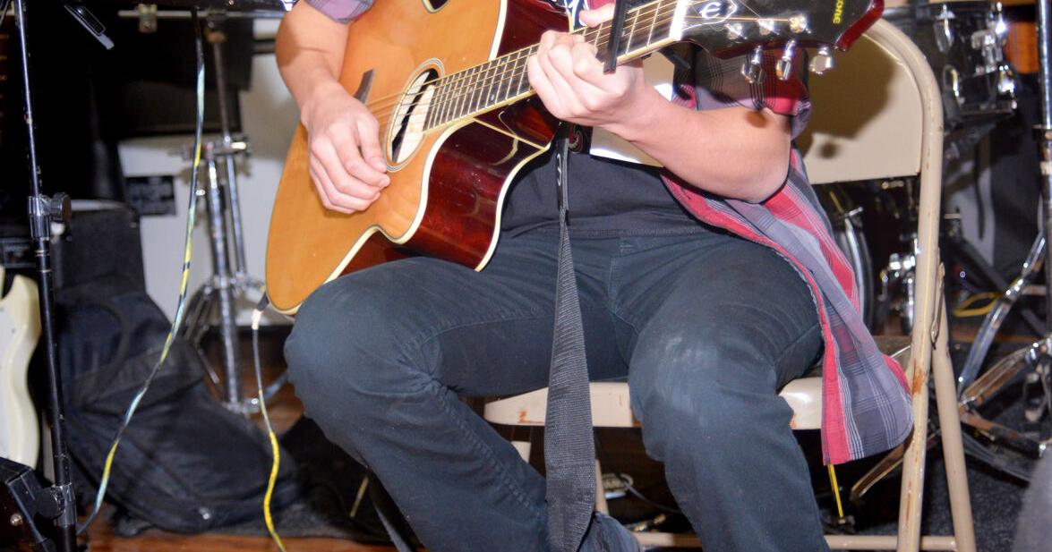 Ethan Paddock performs solo at Dine’ Music Festival | Winslow News ...