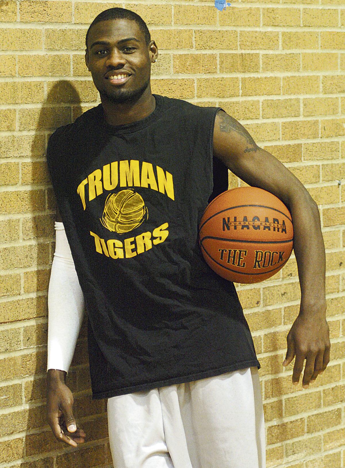 MEN'S BASKETBALL: Niagara star inspires hometown | Sports | niagara ...