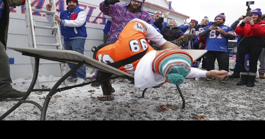 SLIDESHOW: Fans ready to get wild in Orchard Park | Gallery | niagara ...