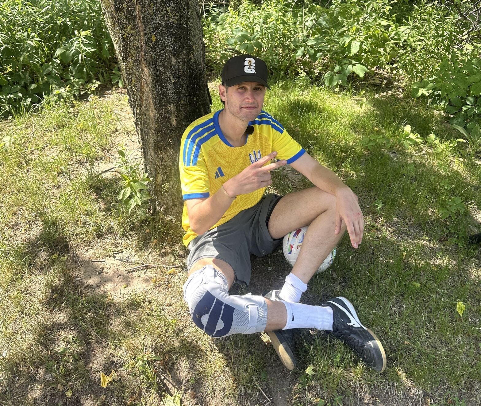 Man juggling soccer ball from Toronto to Niagara Falls