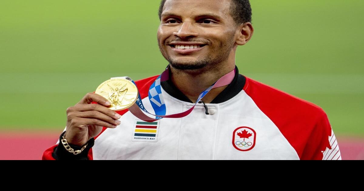 Watch: Andre De Grasse steps to the podium for his Olympic gold medal