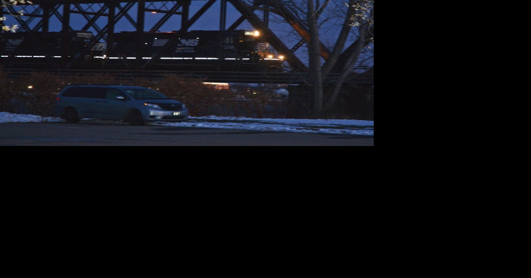 4 try to enter U.S. from Niagara by jumping from train
