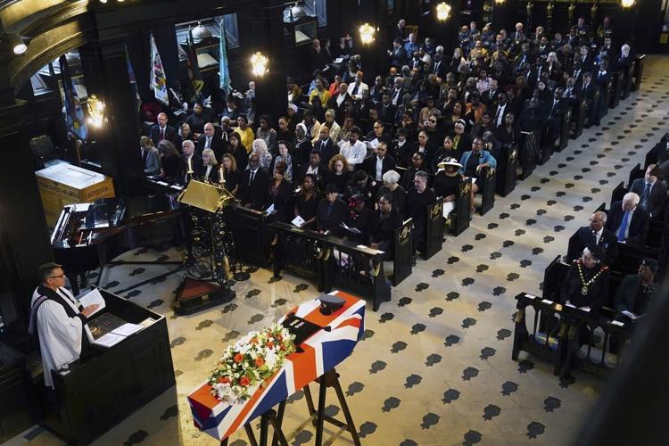 Strangers pay tribute at burial for Jamaican WWII vet who volunteered ...