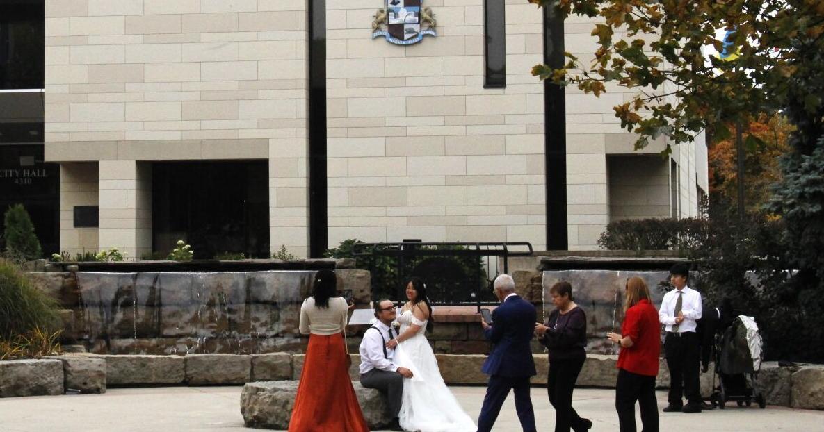 Niagara Falls city hall wedding fees soar for visitors