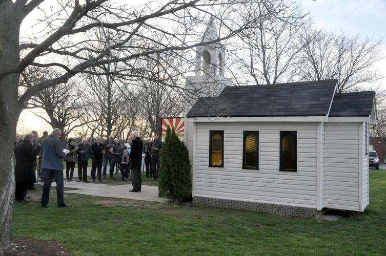 Tiny chapel draws crowd for Easter sunrise service