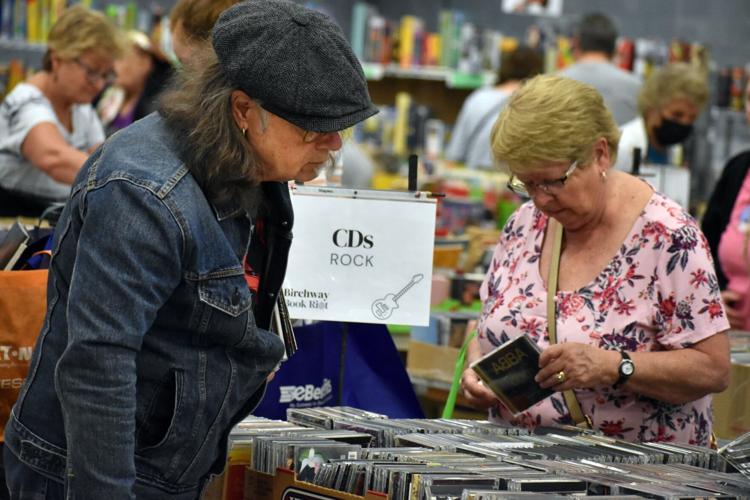 Crowds flock to Book Riot in huge numbers