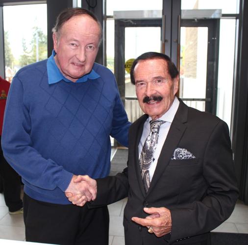 Wayne Thomson receives key to Niagara Falls