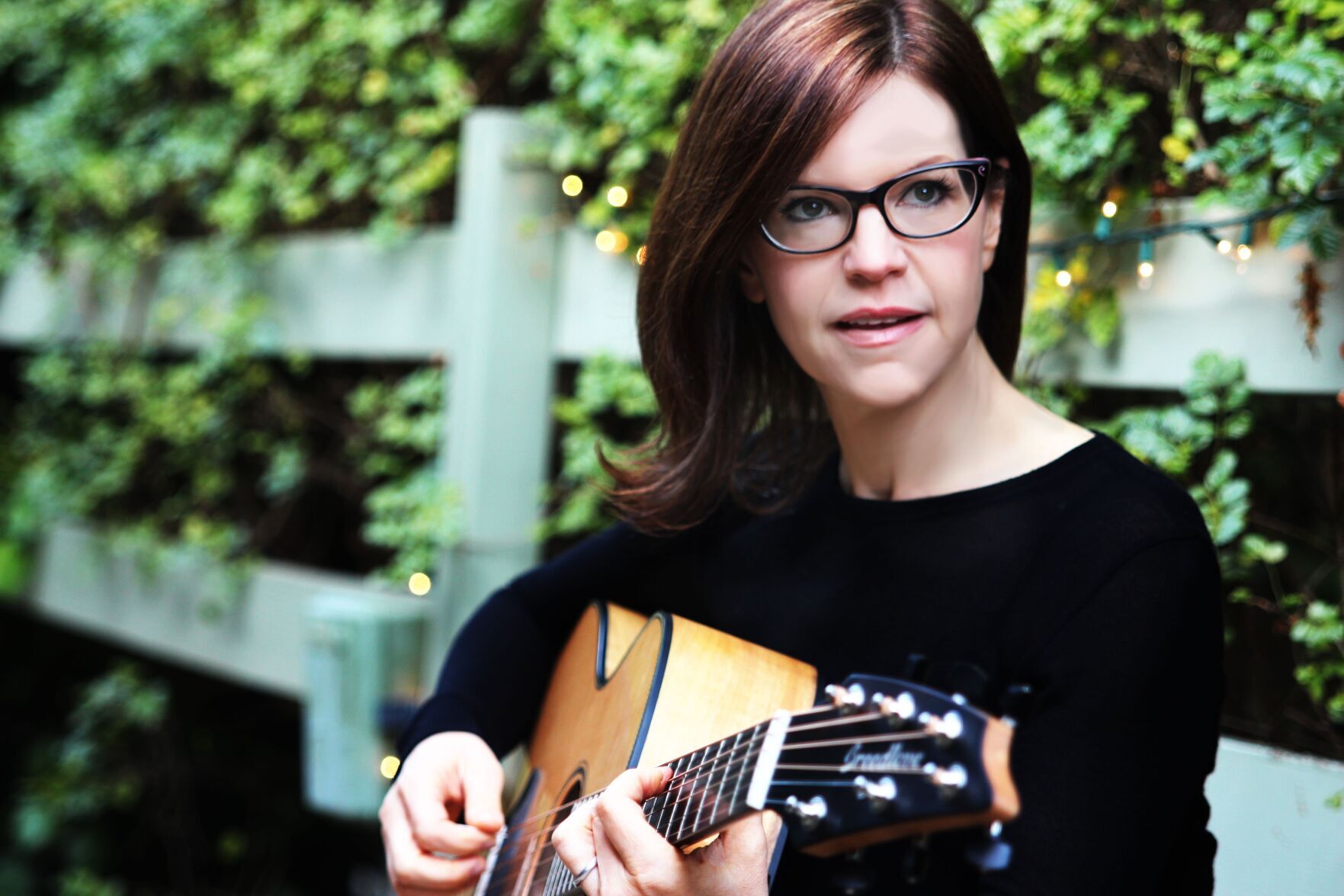 Interview: Lisa Loeb, playing Niagara Falls casino Nov. 22