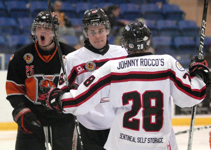 Canucks crumble Meteors in final frame