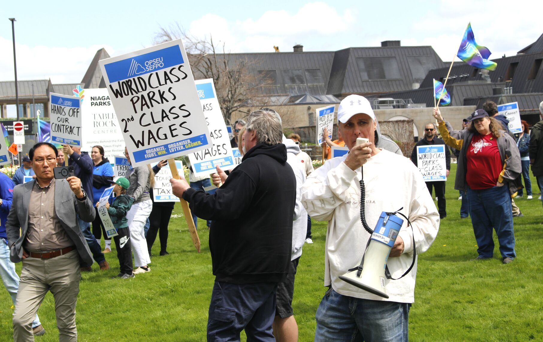 Niagara Parks workers demand ‘fair wages,’ threaten strike