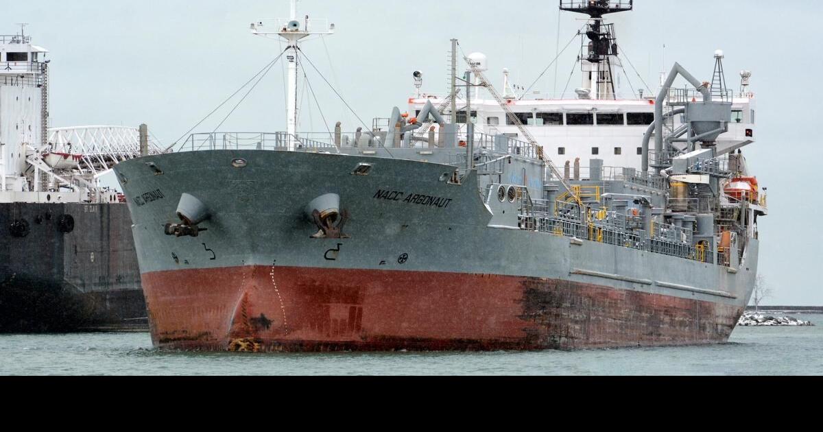 Ships moving on St. Lawrence Seaway after grounded vessel freed