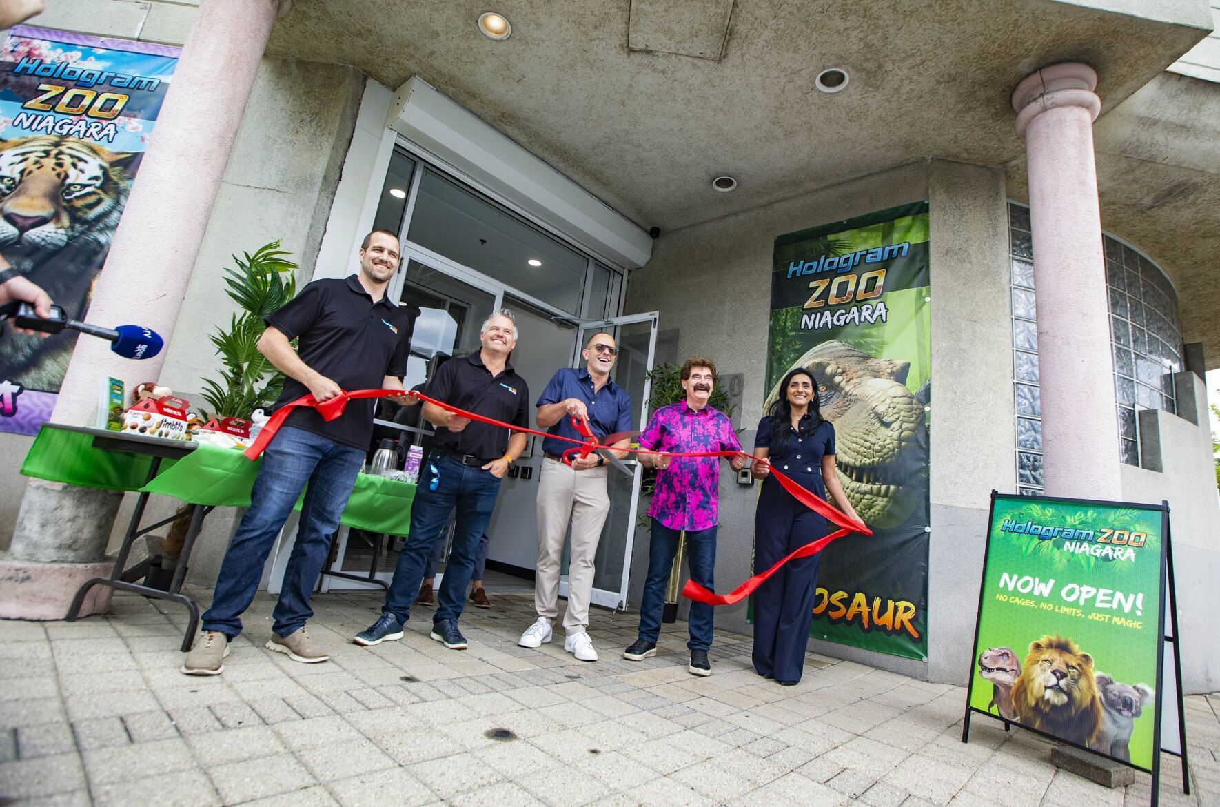 Hologram zoo attraction opens in Niagara Falls