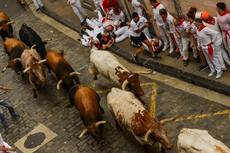 Thousands take part in first running of the bulls in Spain’s San Fermin ...