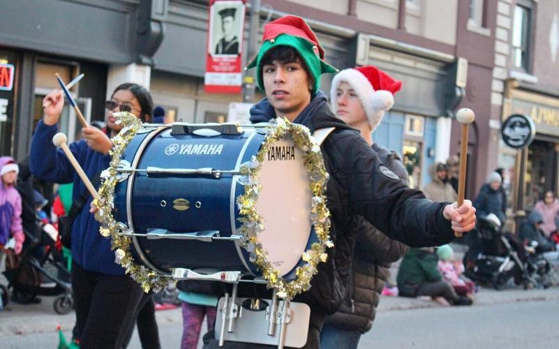 Santa Claus parades through Niagara Falls