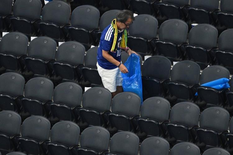 Japan fans use blue bags to uphold a cleansing World Cup tradition ...