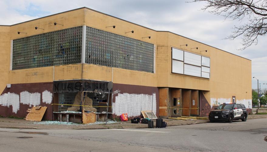 Former Niagara Falls Memorial Arena being demolished