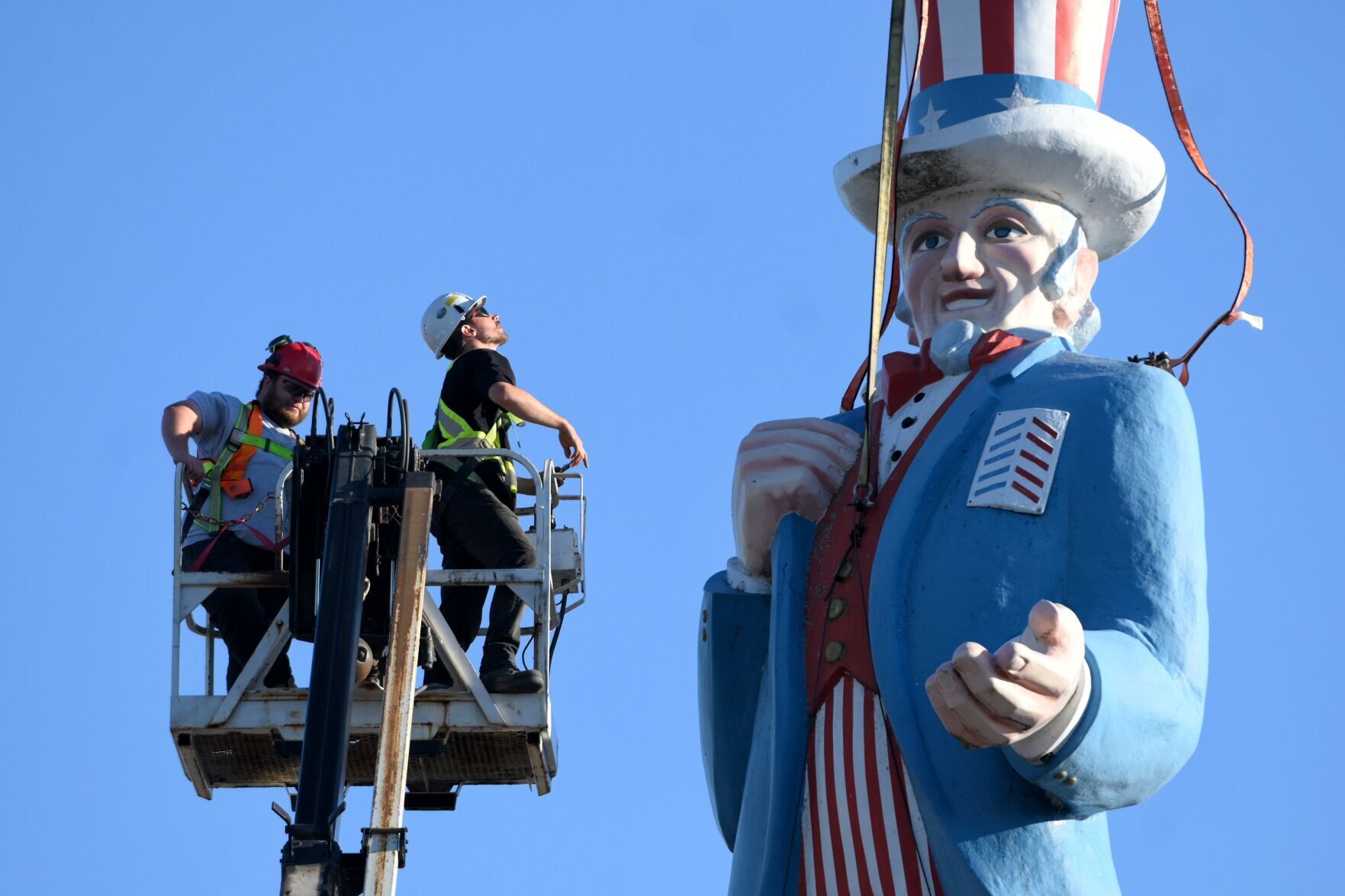 Fort Erie bingo hall’s ‘Uncle Sam’ taken down for repairs