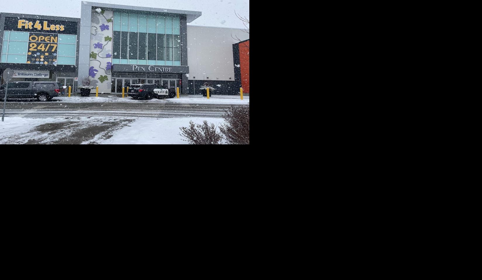 5 wanted for smash-and-grab jewelry robbery at Pen Centre