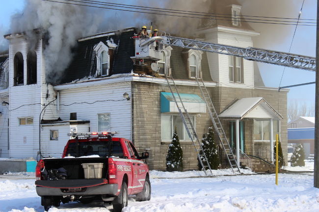 Fort Erie firefighters battle morning blaze