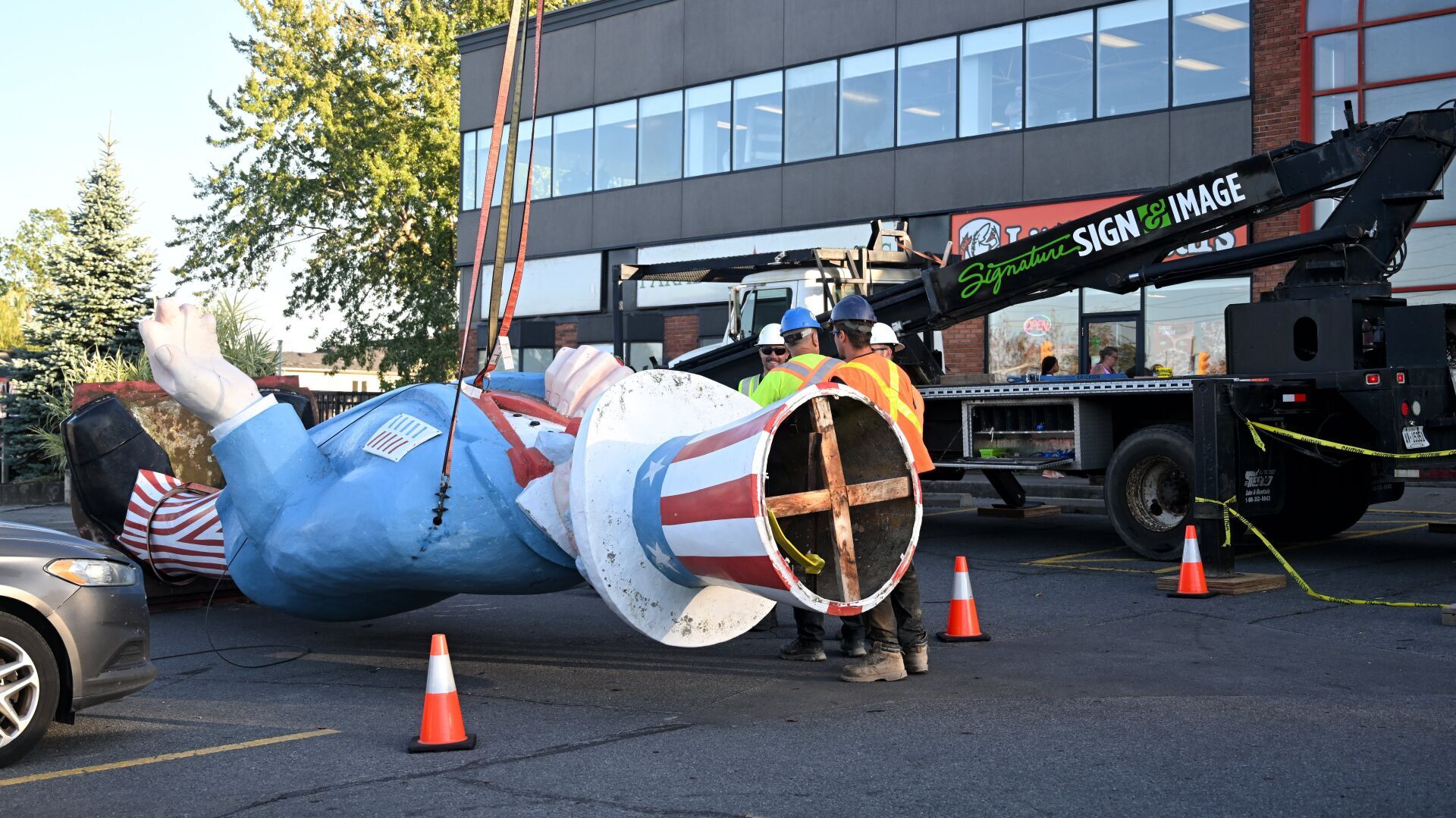 Fort Erie bingo hall’s ‘Uncle Sam’ taken down for repairs