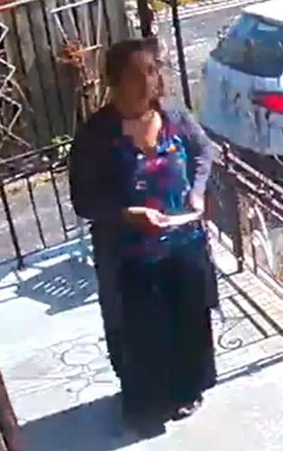 Group of women taking jewelry in distraction thefts, Toronto police warn