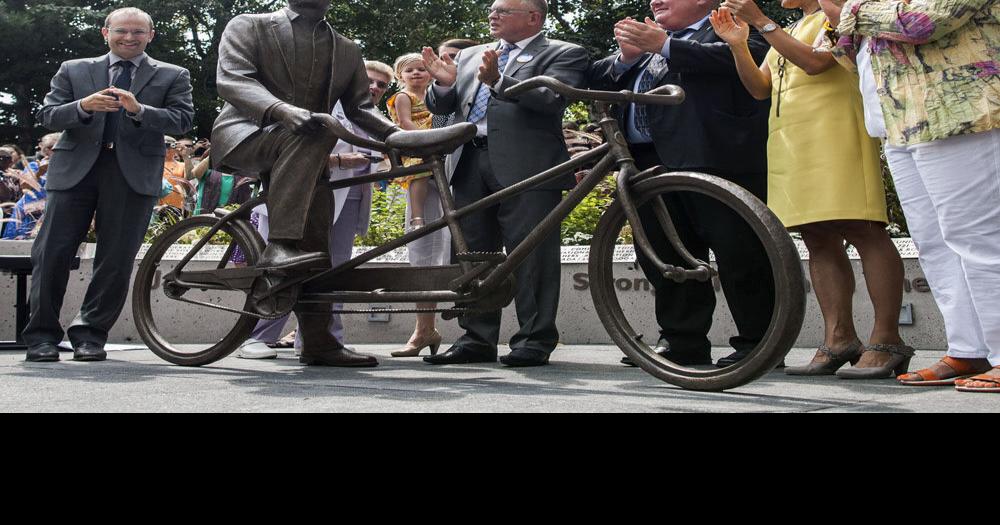 Statue of Jack Layton unveiled during moving ceremony at ferry terminal
