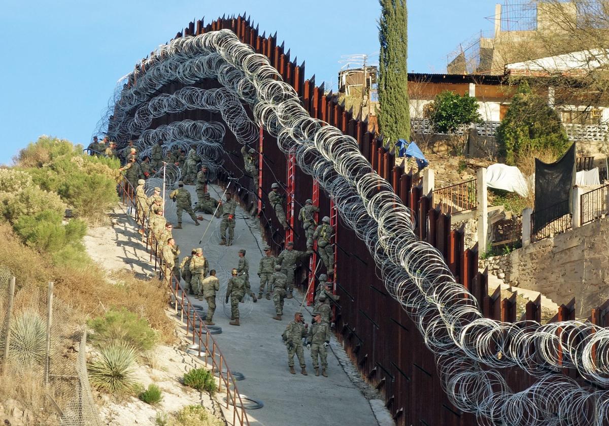 Despite complaints, soldiers add more wire to Nogales border fence ...