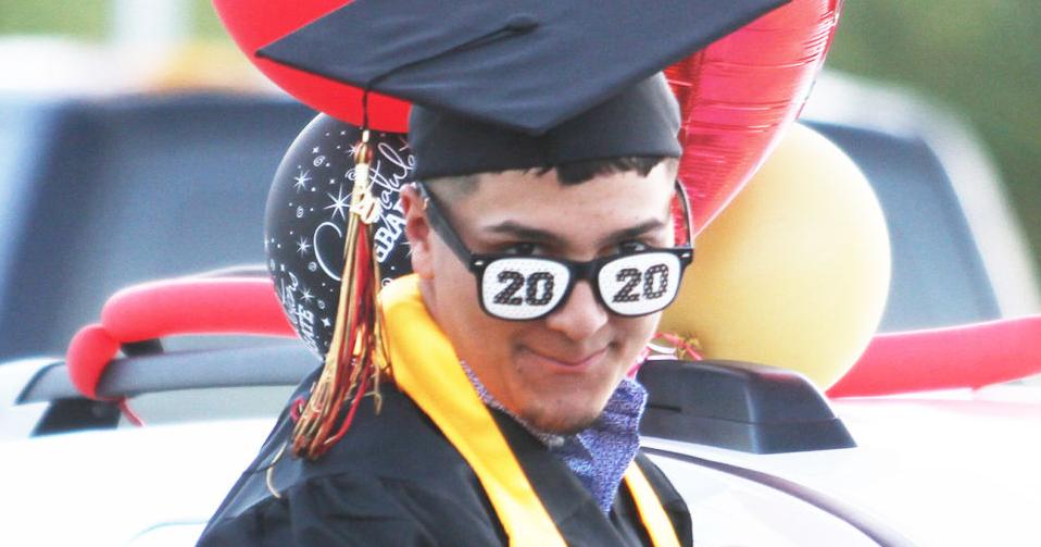 Gallery: RRHS graduates on parade | Gallery | nogalesinternational.com