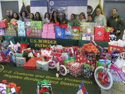 Border Patrol plays part of Santa Claus for local children | Community ...