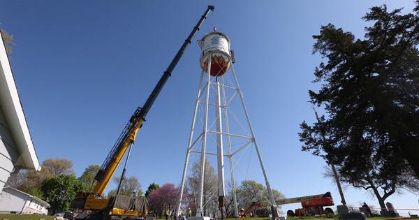 Stanton's 101-year-old coffee pot water tower comes down