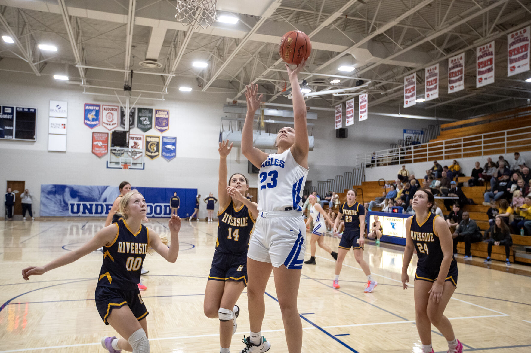 Eagles swoop by Bulldogs