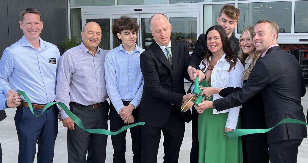 Gretna Hy-Vee welcomes customers, cuts ribbon on new store
