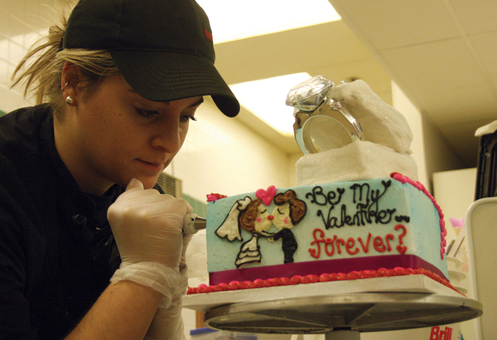 Hy-Vee’s best square off in cake decorating competition