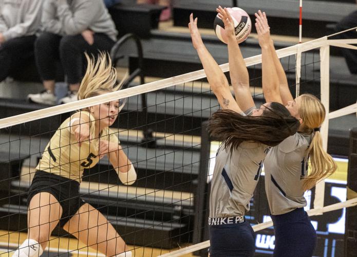 Lewis Central volleyball's unbeaten Hawkeye 10 run continues