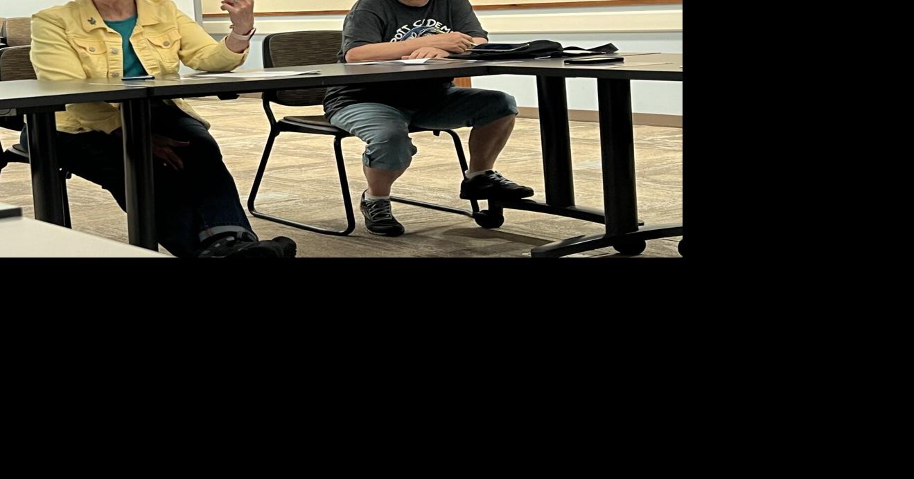 Julie Stauch hosts round table discussion in Council Bluffs