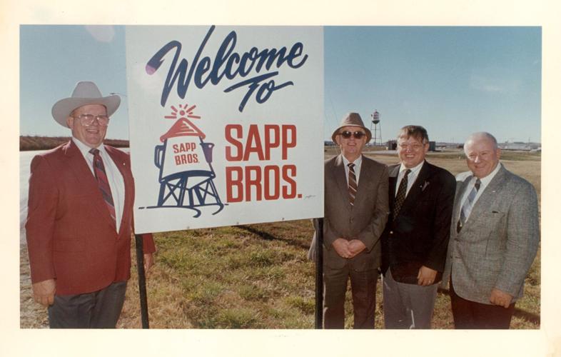 Lee Sapp, Hall of Fame businessman, university booster and co-founder ...